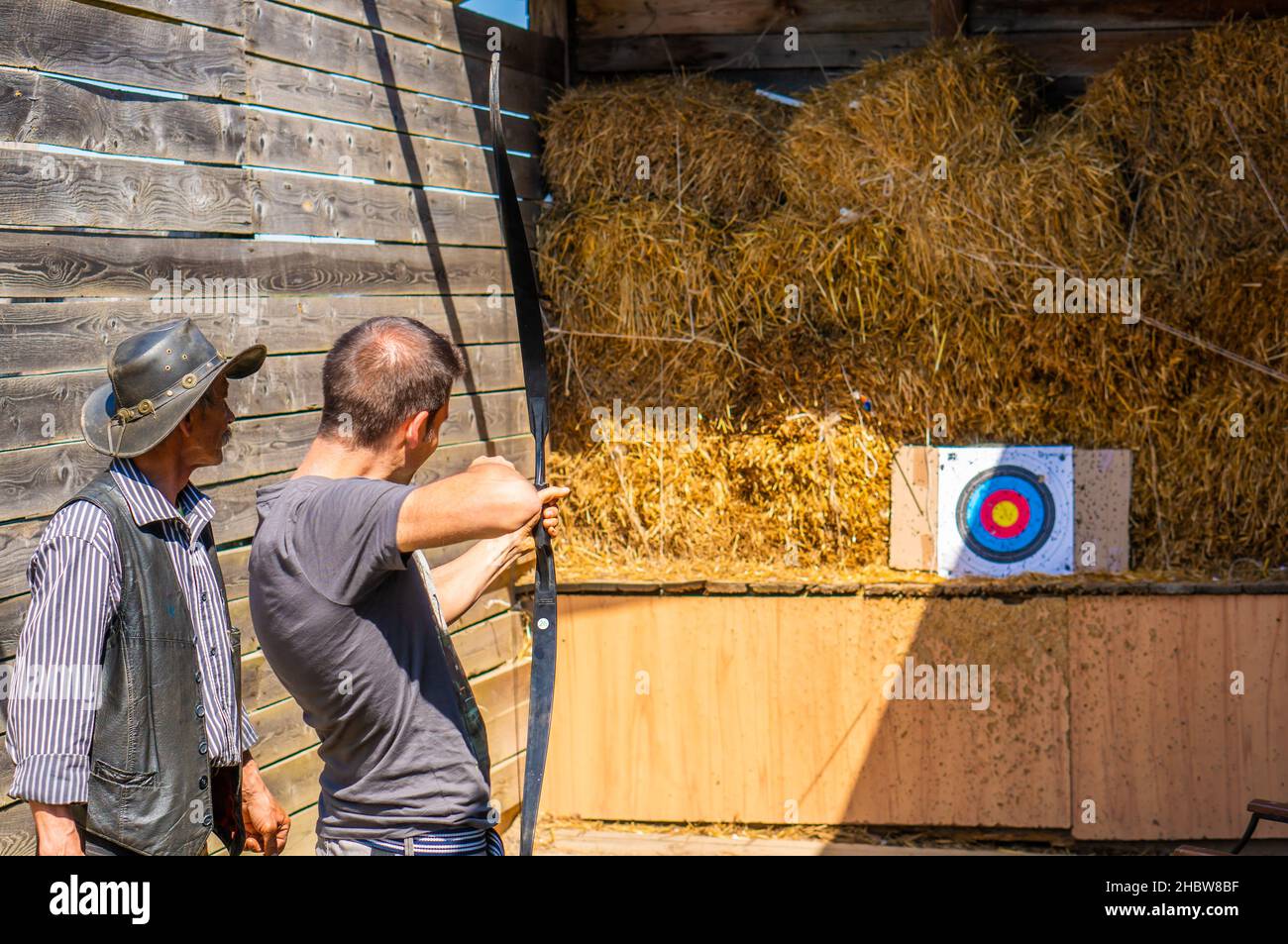 Man shooting a bow hi-res stock photography and images - Alamy
