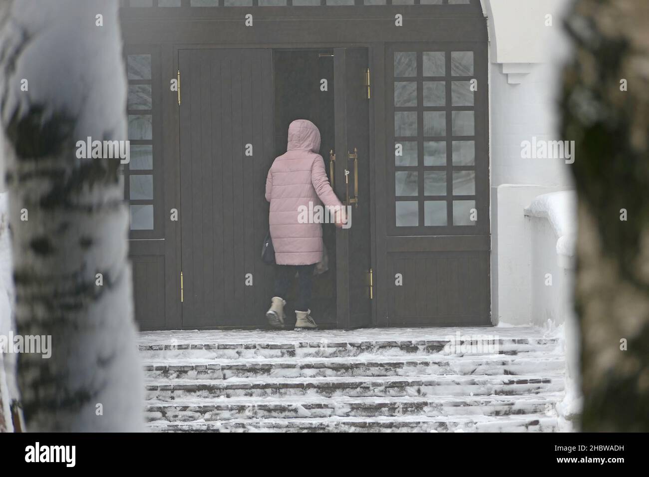 Man enters building hi-res stock photography and images - Alamy