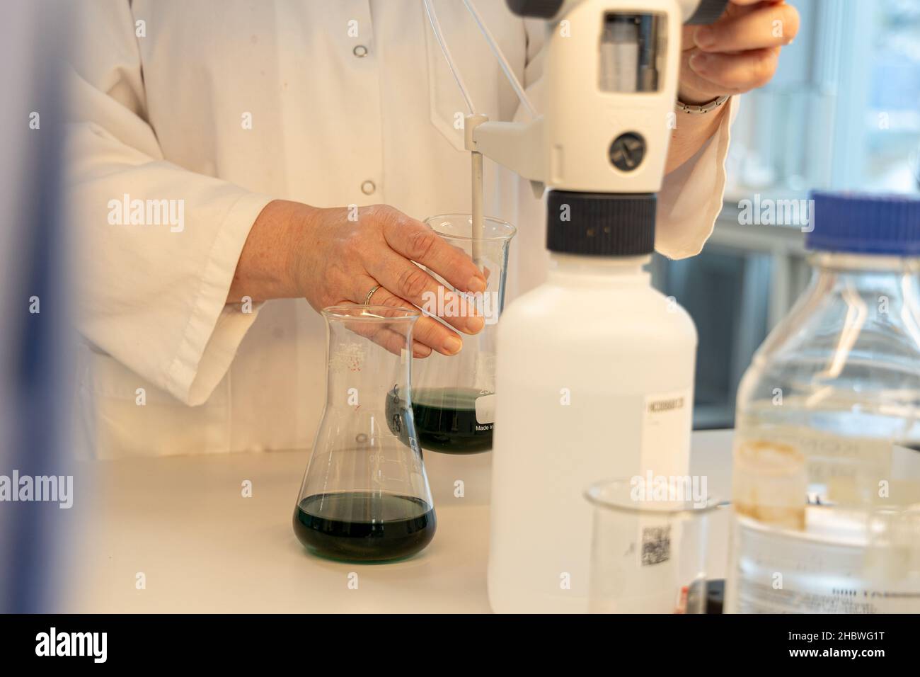 Girl mixing chemical lab hi-res stock photography and images - Alamy