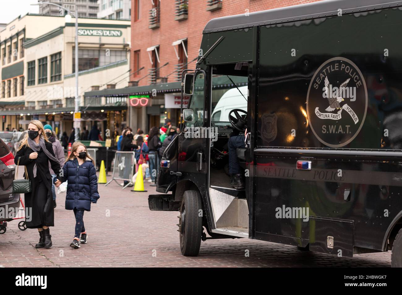 Seattle, USA. 21st Dec, 2021. Mid-day police and Swat at Pike Place and ...