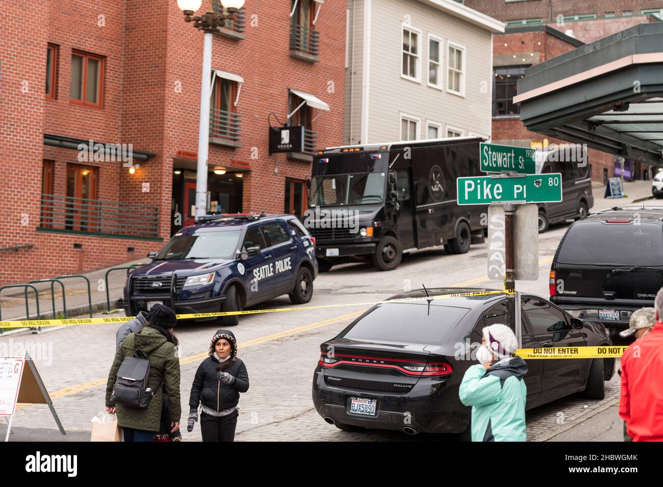 Seattle, USA. 21st Dec, 2021. Mid-day police and Swat at Pike Place and ...