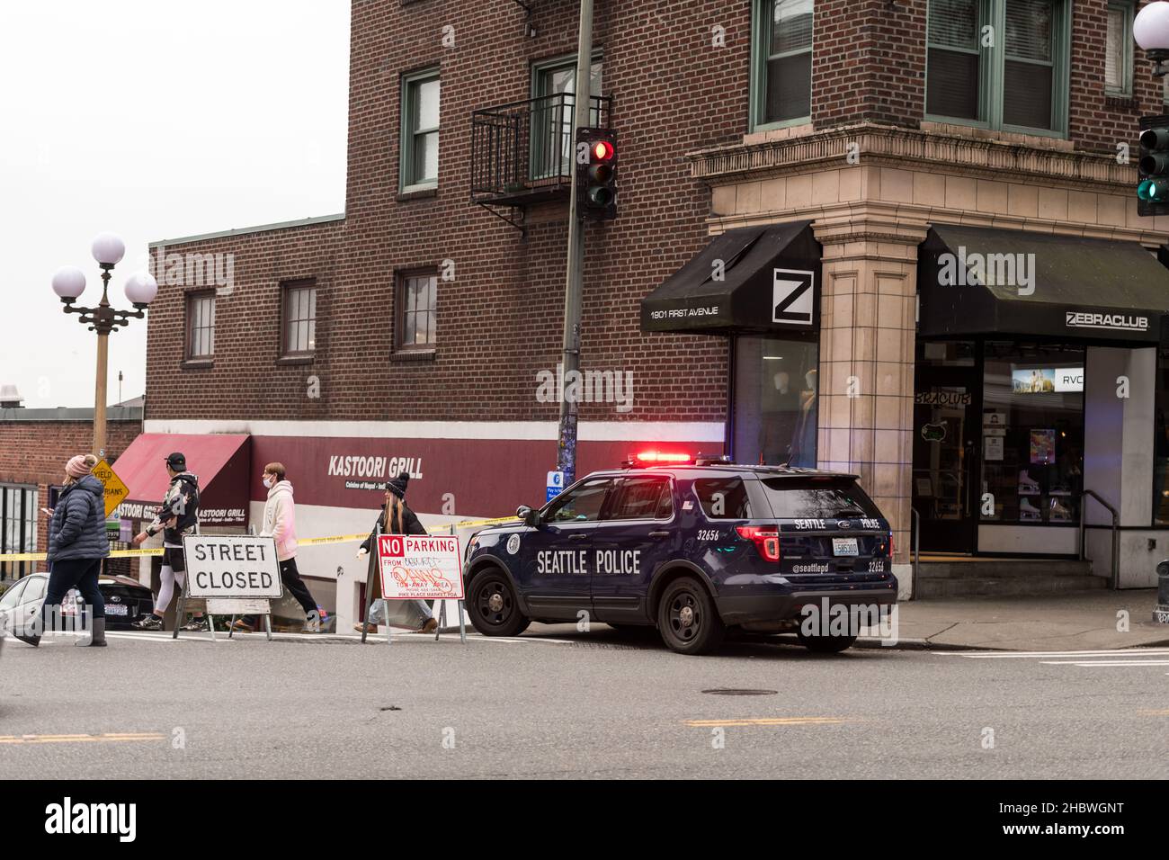 Seattle, USA. 21st Dec, 2021. Mid-day police and Swat at Pike Place and ...