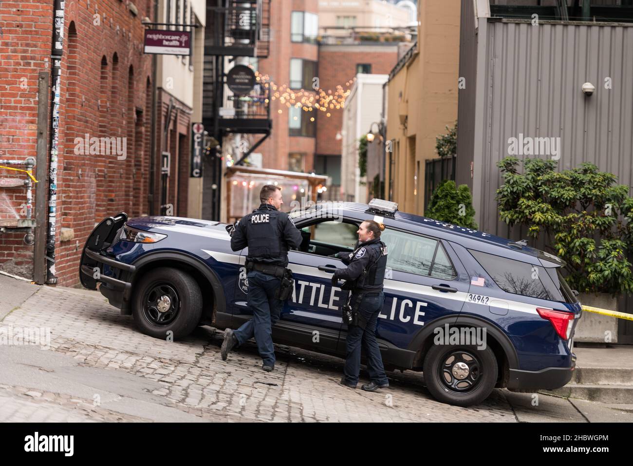 Seattle, USA. 21st Dec, 2021. Mid-day police and Swat at Pike Place and ...