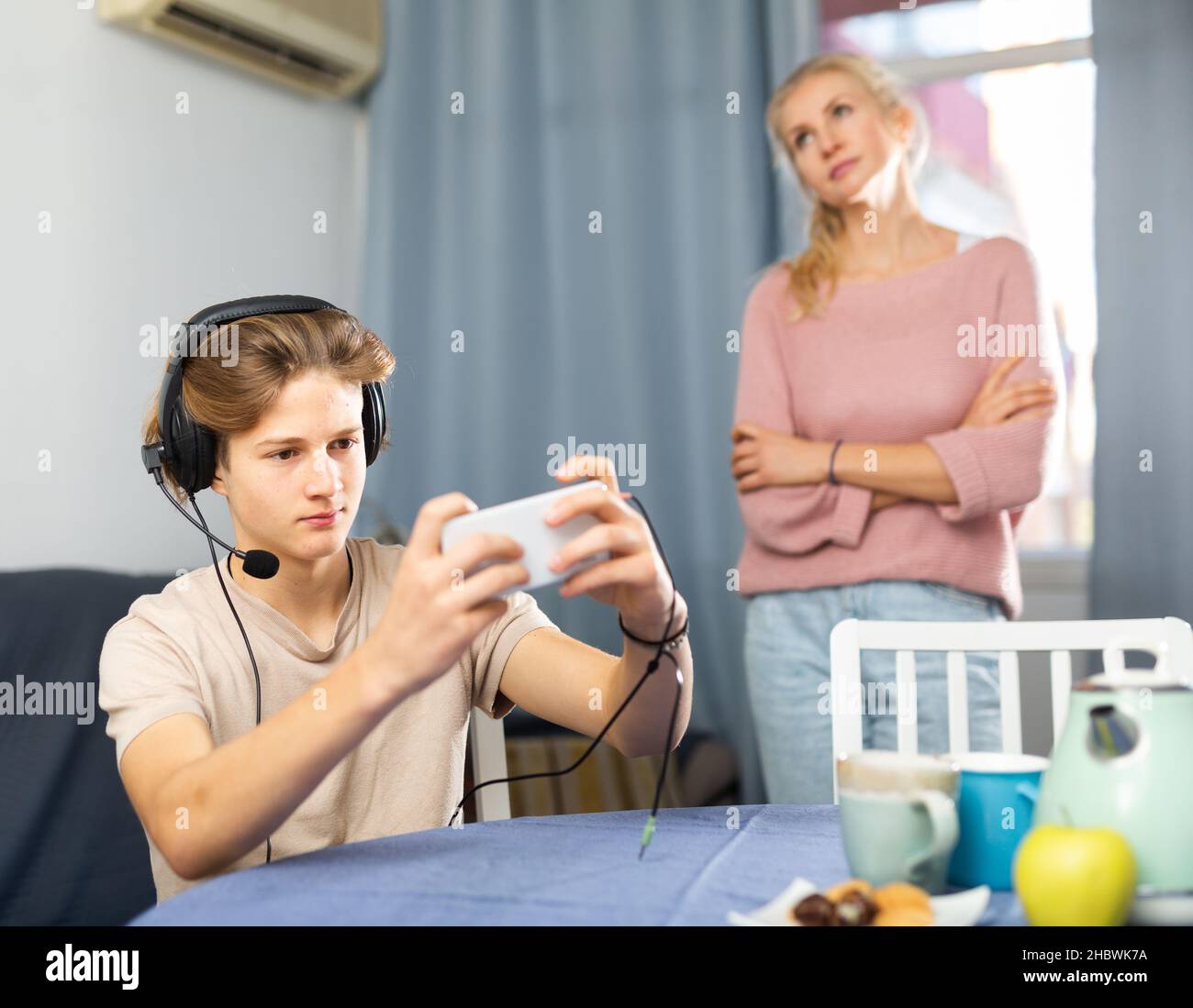 Indoor waiting game hi-res stock photography and images - Alamy