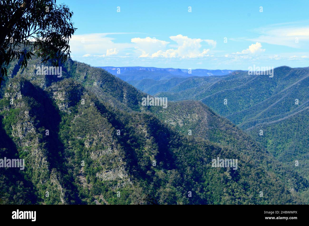 A view of the Great Dividing Range from Kanangra Walls in NSW ...