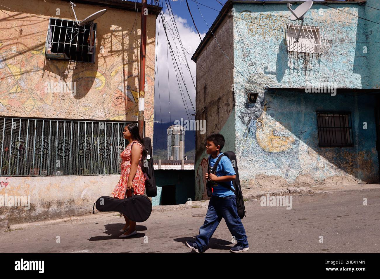 Caracas, Venezuela. 28th Nov, 2021. 14-year-old Valeria Montilla (l ...