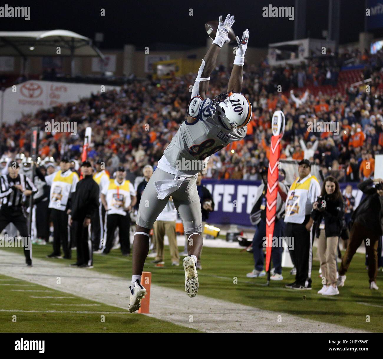 Frisco, TX, USA. 21st Dec, 2021. UTSA De'Corian Clark #88 jumps up to ...