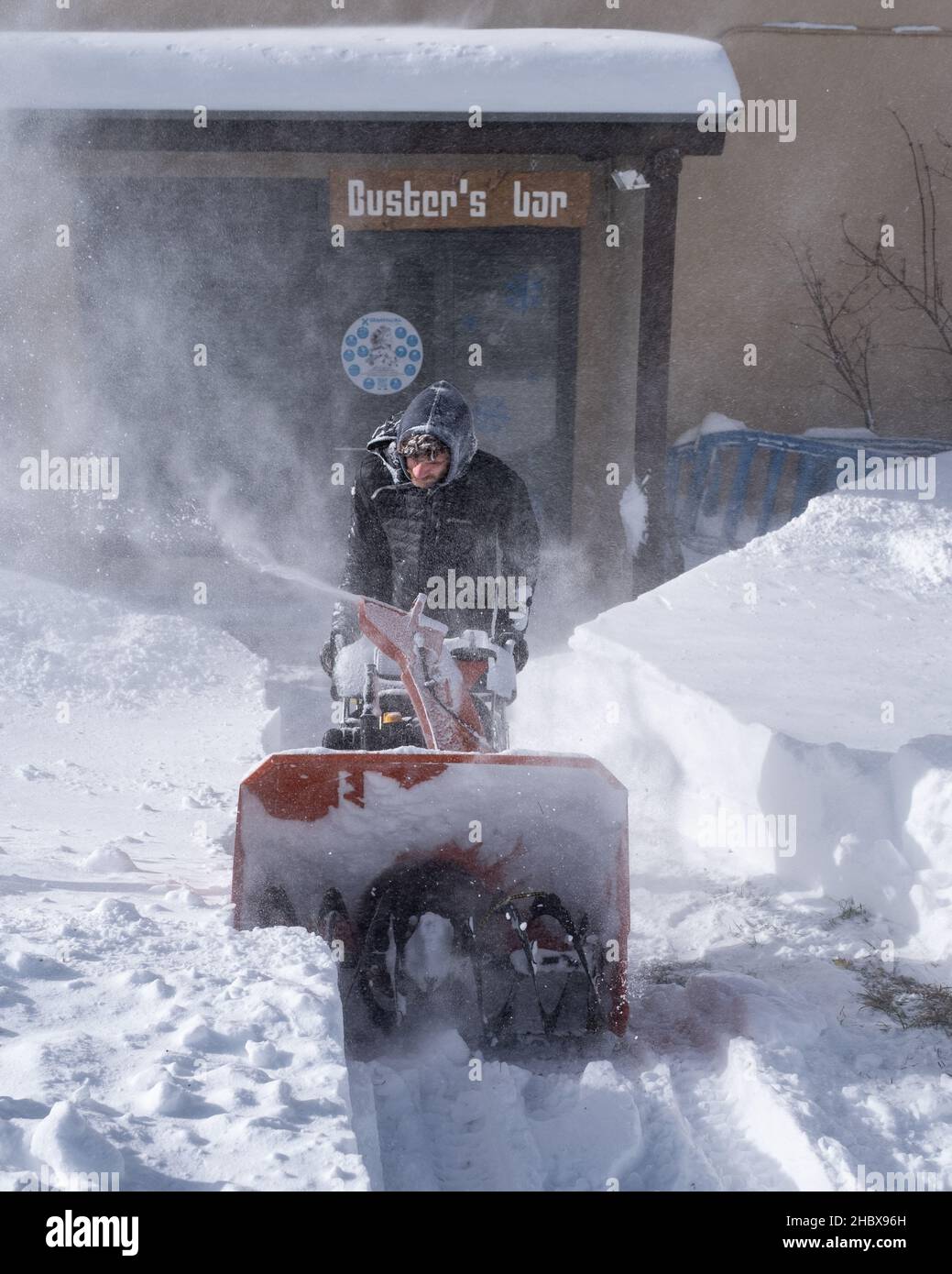 Man cleaning snow hi-res stock photography and images - Alamy