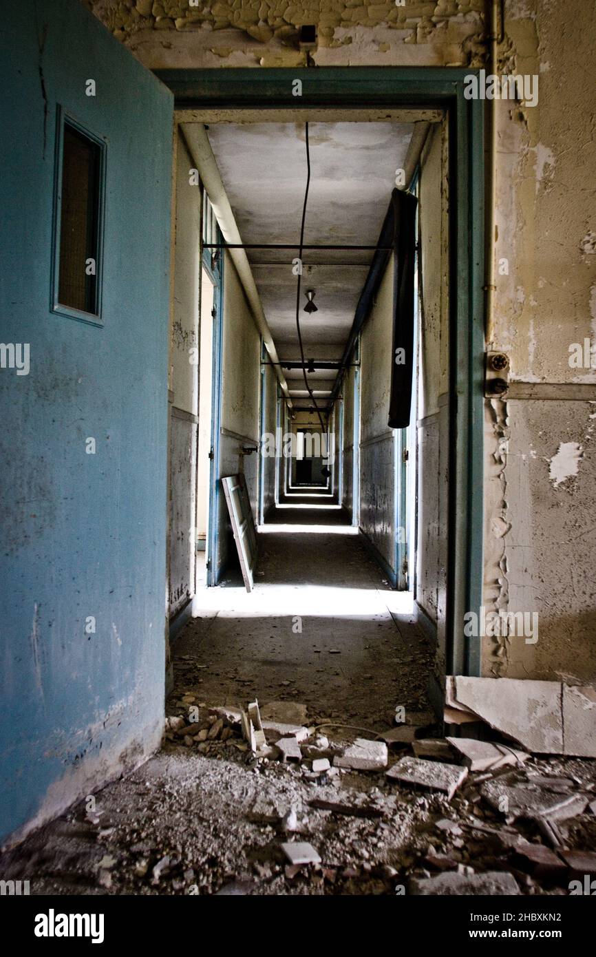 Vertical shot creepy corridor hi-res stock photography and images - Alamy