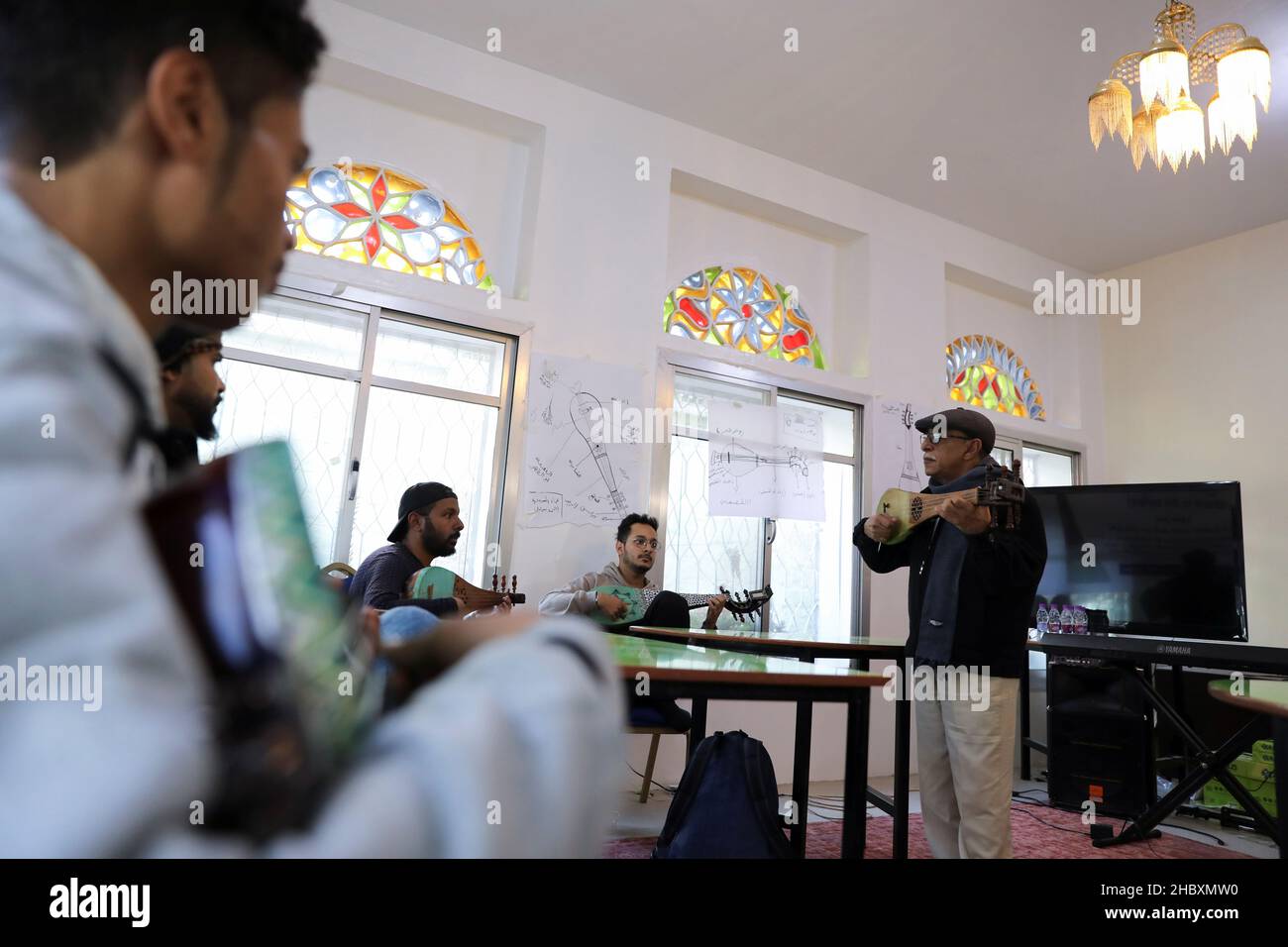 Yemen traditional music hi-res stock photography and images - Alamy