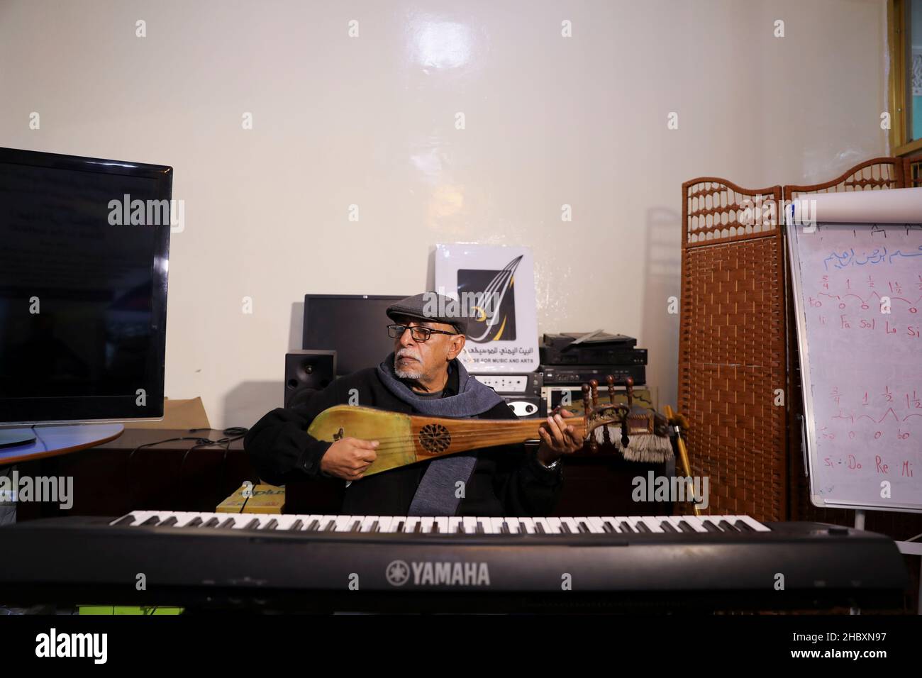 Yemen traditional music hi-res stock photography and images - Alamy