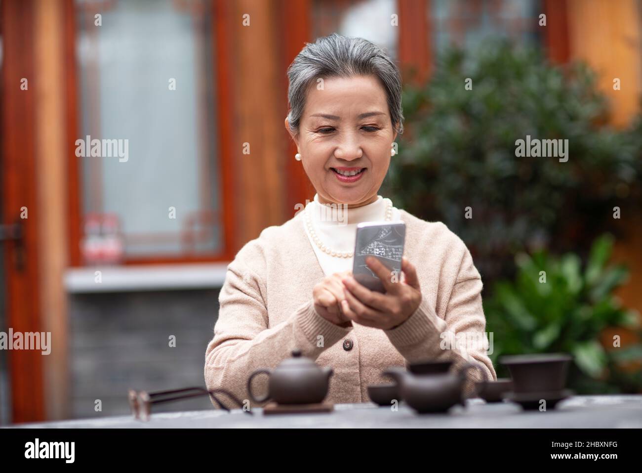 Old woman using a smartphone Stock Photo - Alamy