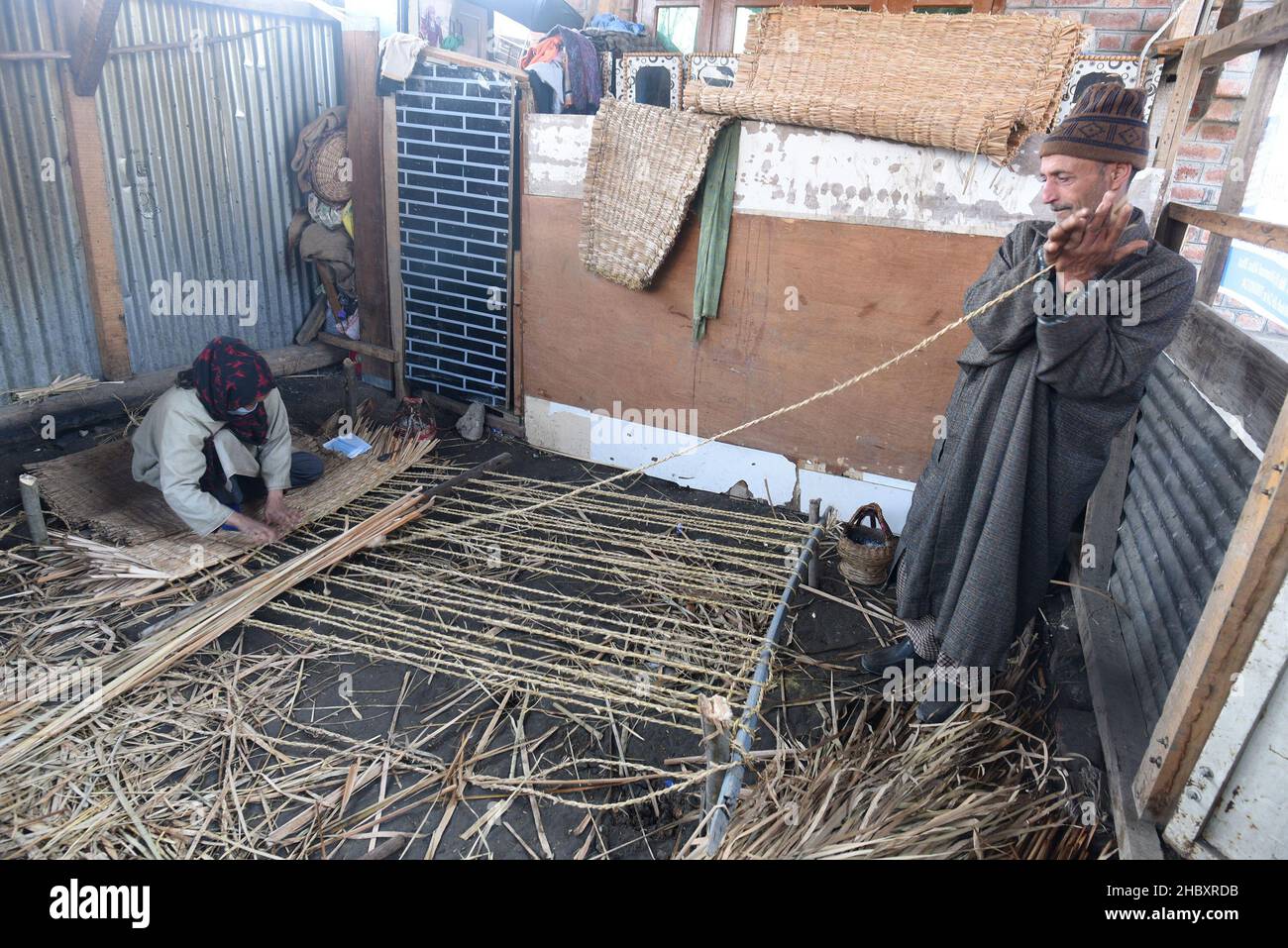 Weaves a traditional grass mat hi-res stock photography and images - Alamy