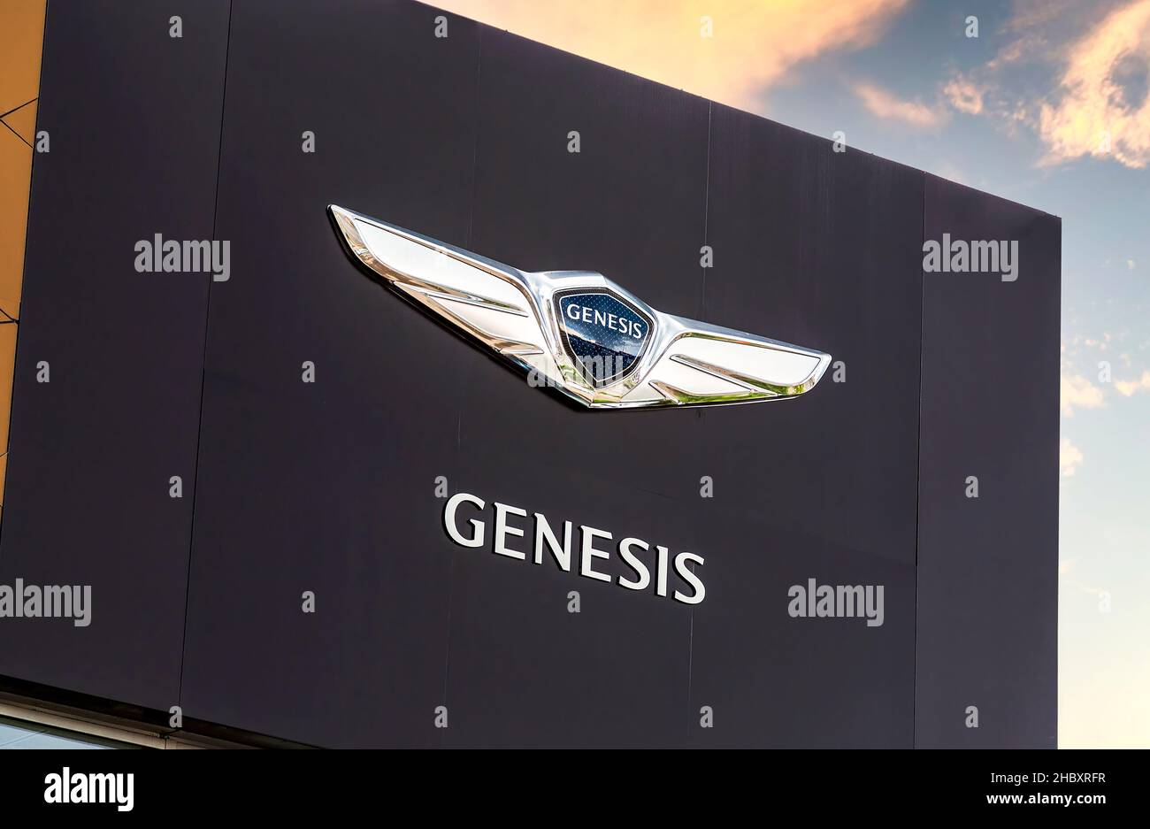 Hyundai Genesis Logo Looks Like Bentley