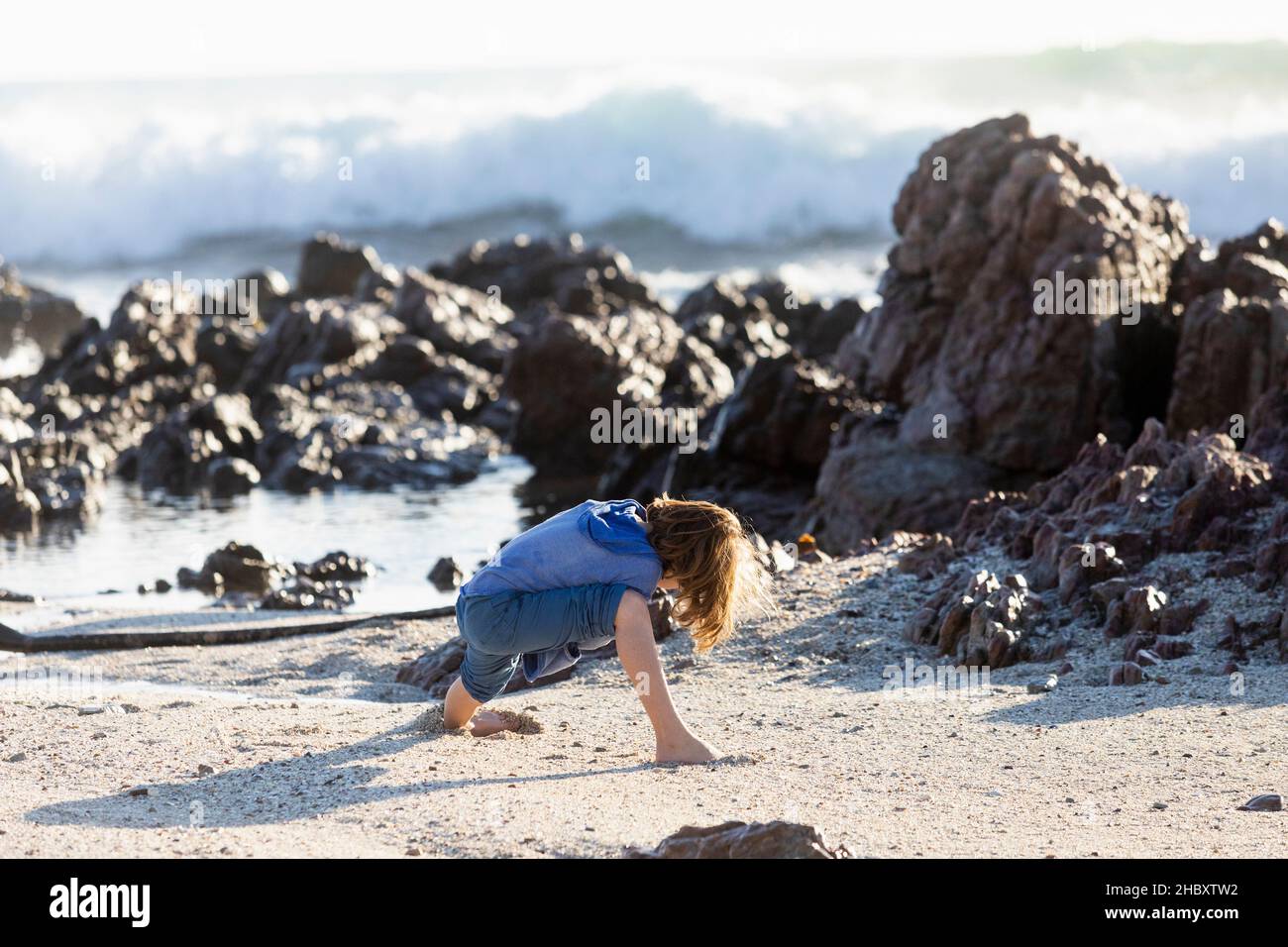 Strand pulling hi-res stock photography and images - Alamy