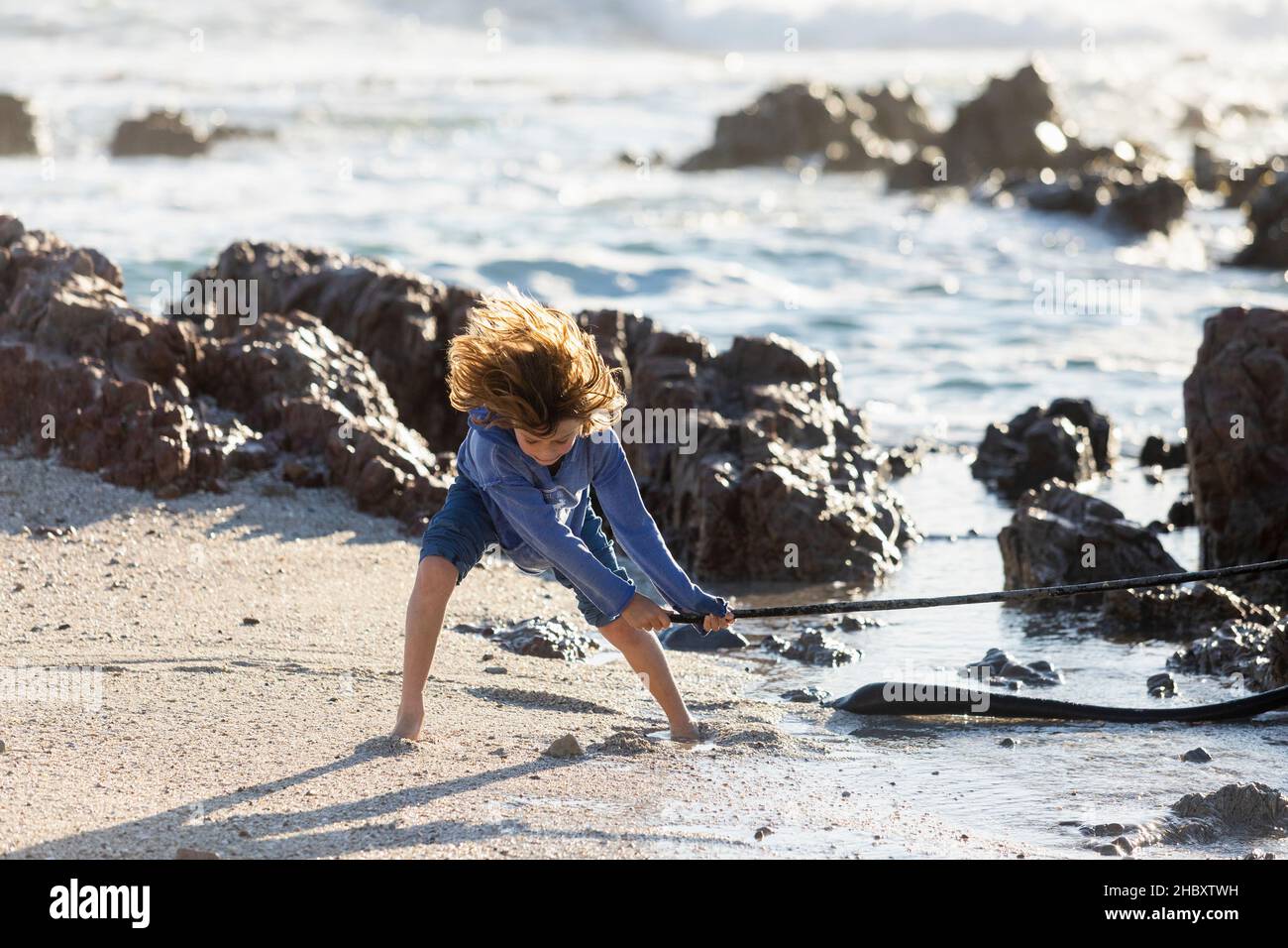 Strand pulling hi-res stock photography and images - Alamy