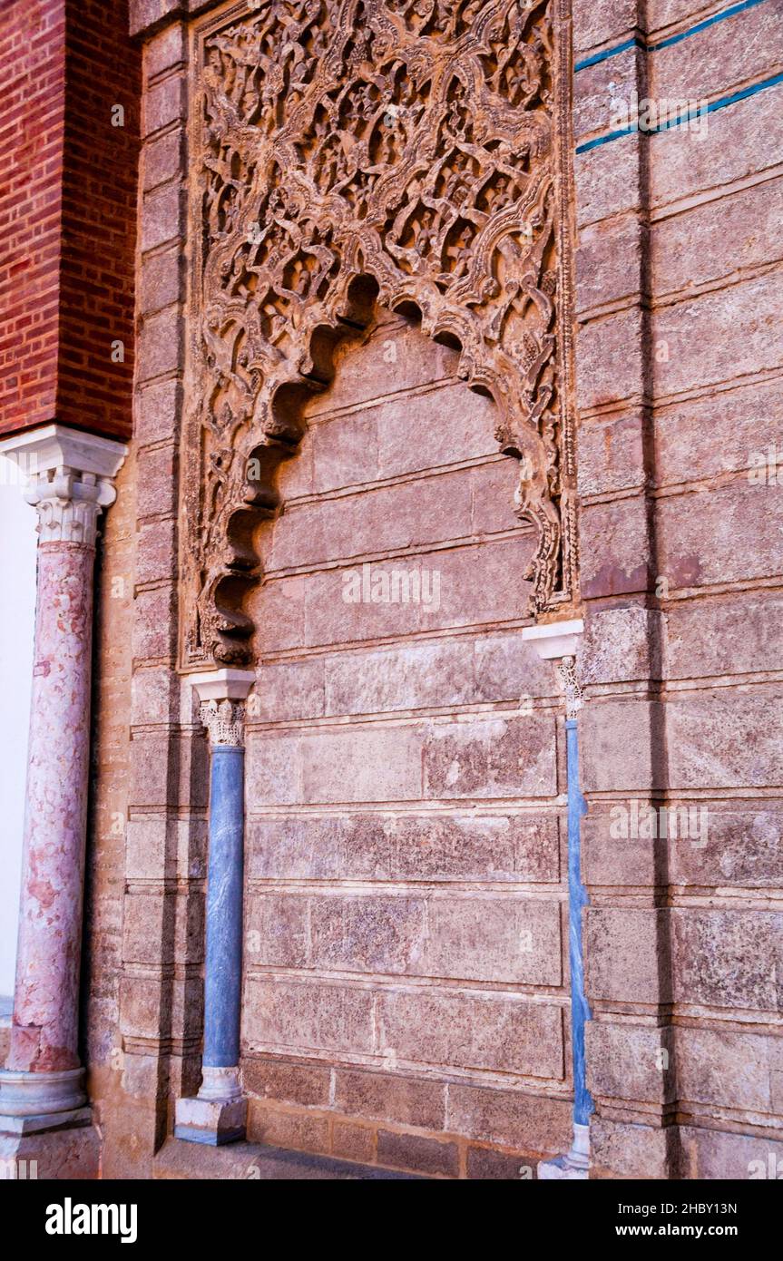 Multifoil blind arch hi-res stock photography and images - Alamy