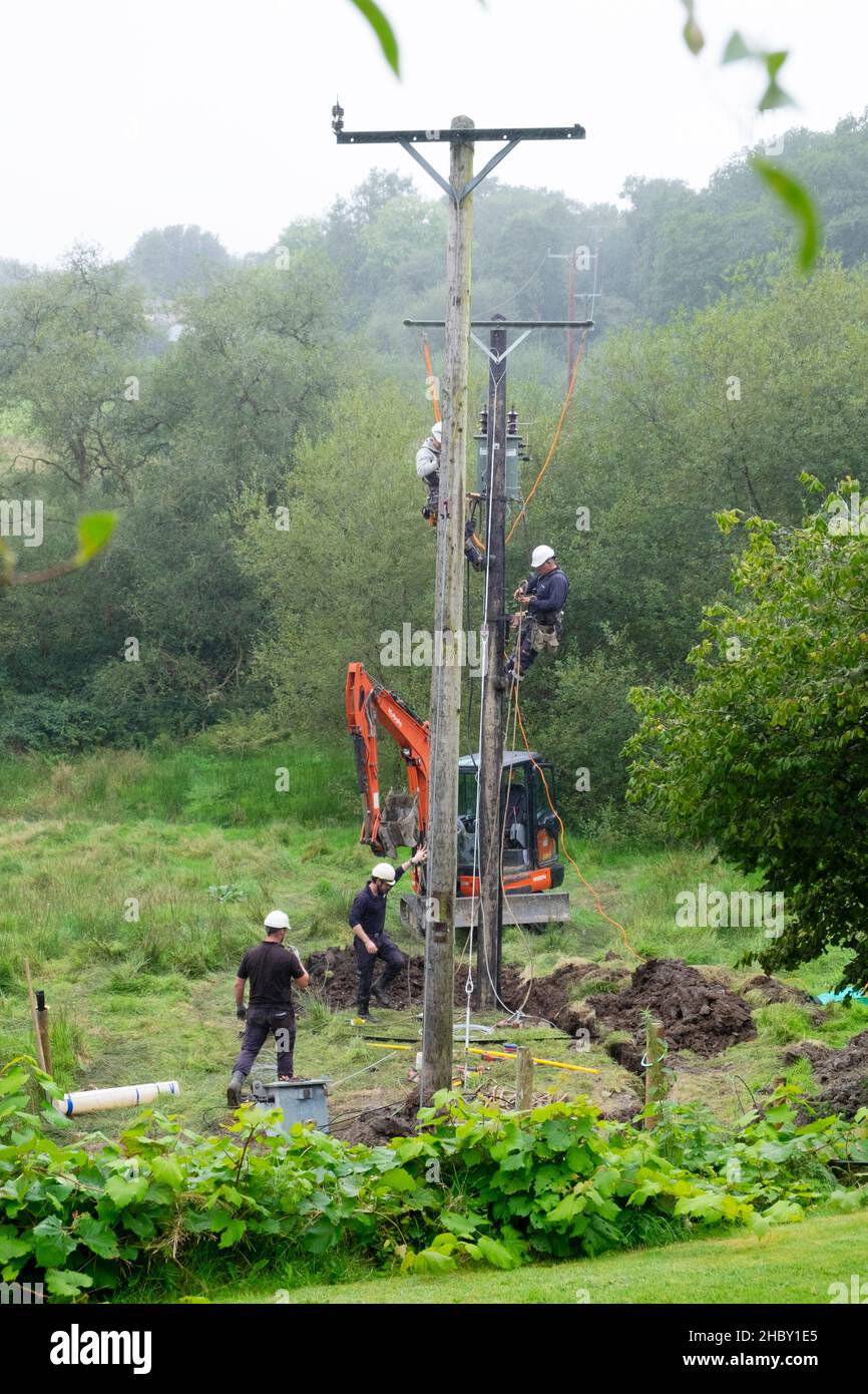 Worker climbing utility pole hi-res stock photography and images - Alamy