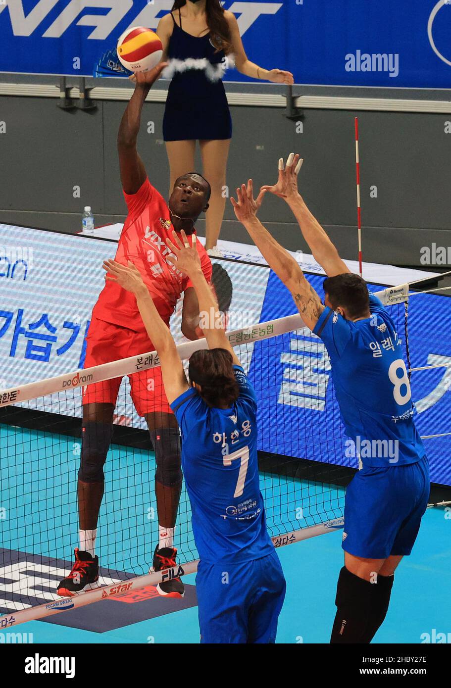 Seoul, 22nd Dec, 2021. Daudi Okello in action Daudi Okello (L) of the ...