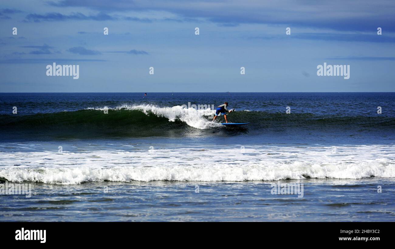 Surfing on tynemouth beach hi-res stock photography and images - Alamy