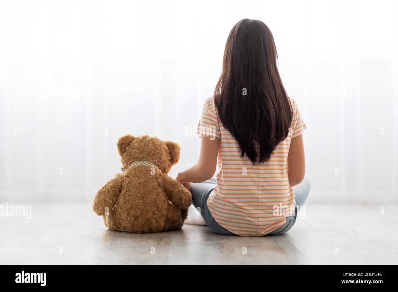 Child teddy back view hi-res stock photography and images - Alamy
