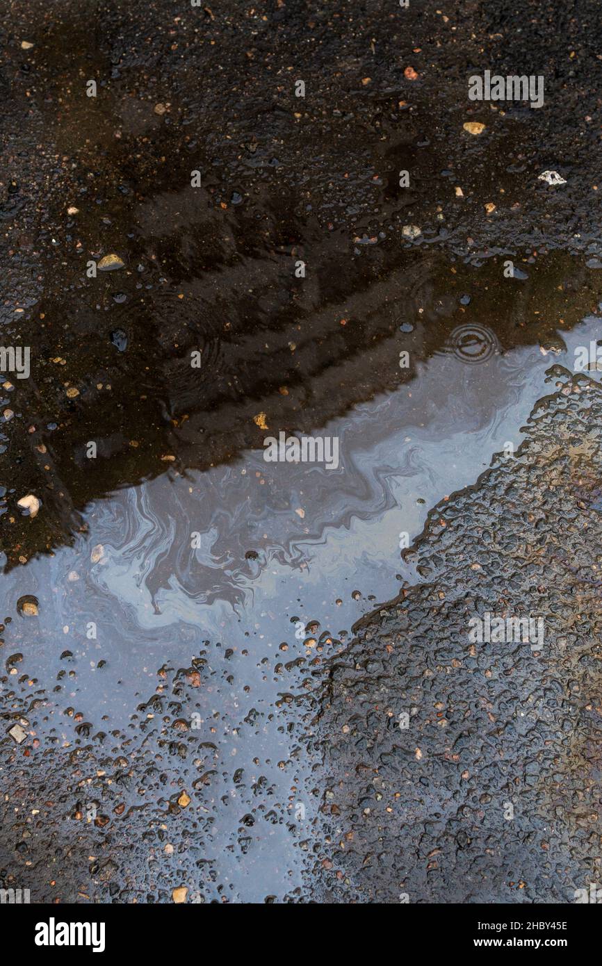 Oil in water puddle hi-res stock photography and images - Alamy