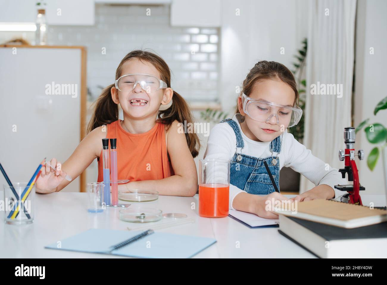 Girls doing science experiment hi-res stock photography and images - Alamy