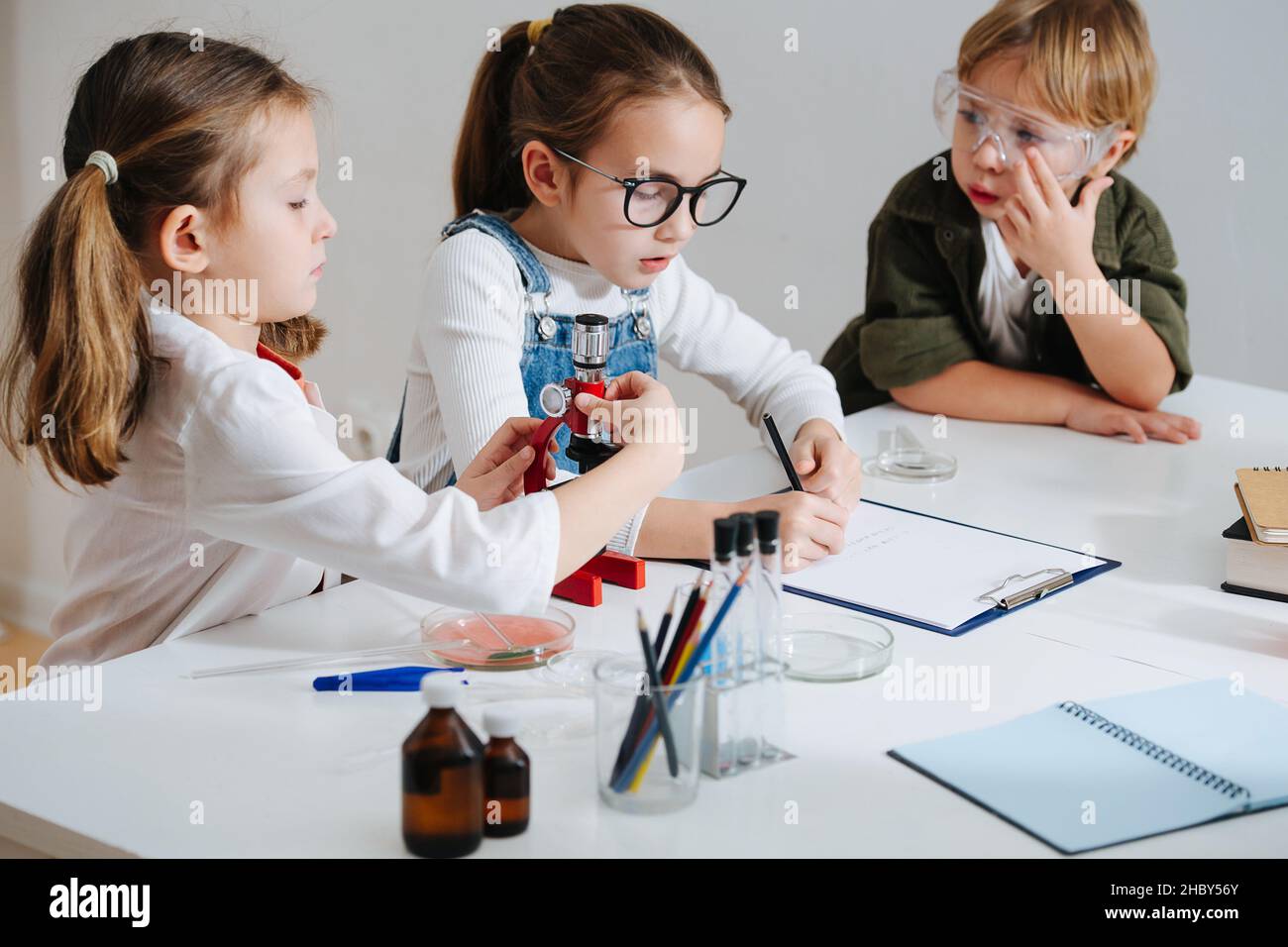 Boy girl doing science experiment hi-res stock photography and images ...