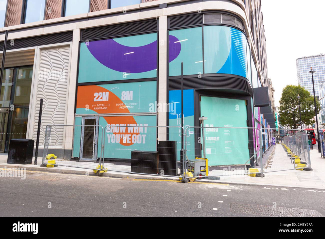 Vacant shop front, Oxford street, london, uk Stock Photo - Alamy