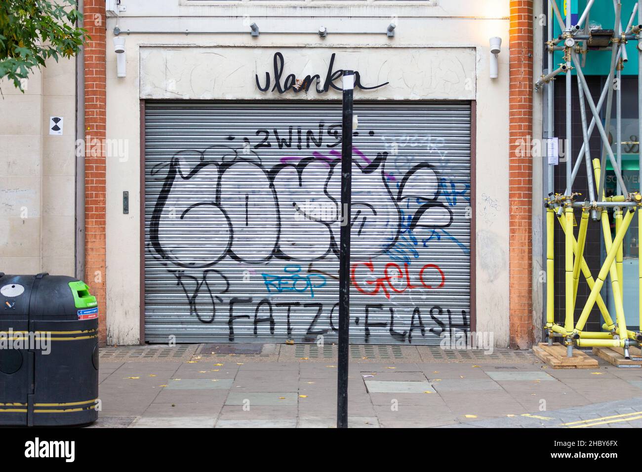 Vacant shop front, Oxford street, london, uk Stock Photo - Alamy