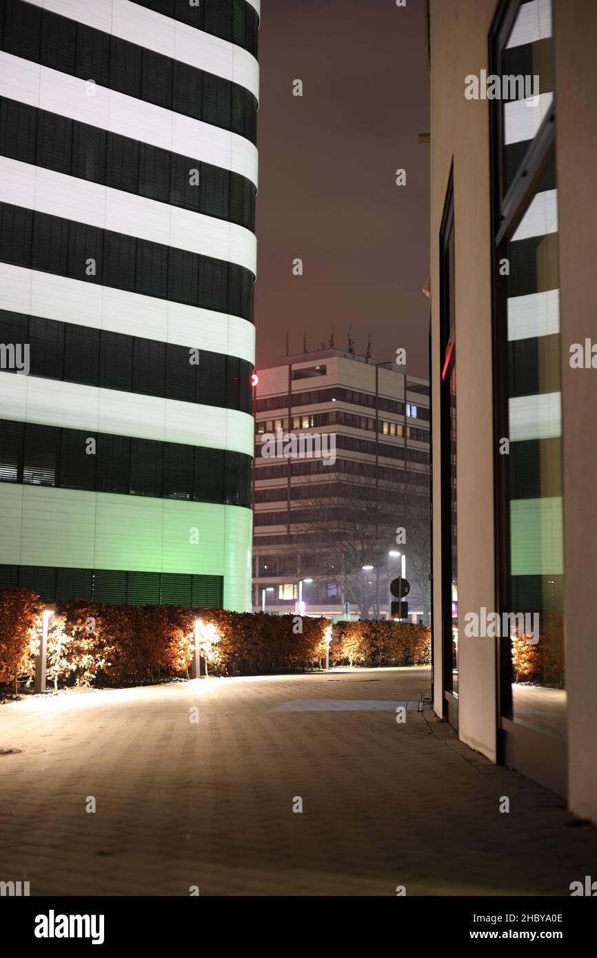 Pathway between buildings hi-res stock photography and images - Alamy