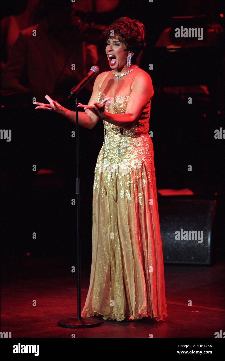 Dame shirley bassey singing hi-res stock photography and images - Alamy
