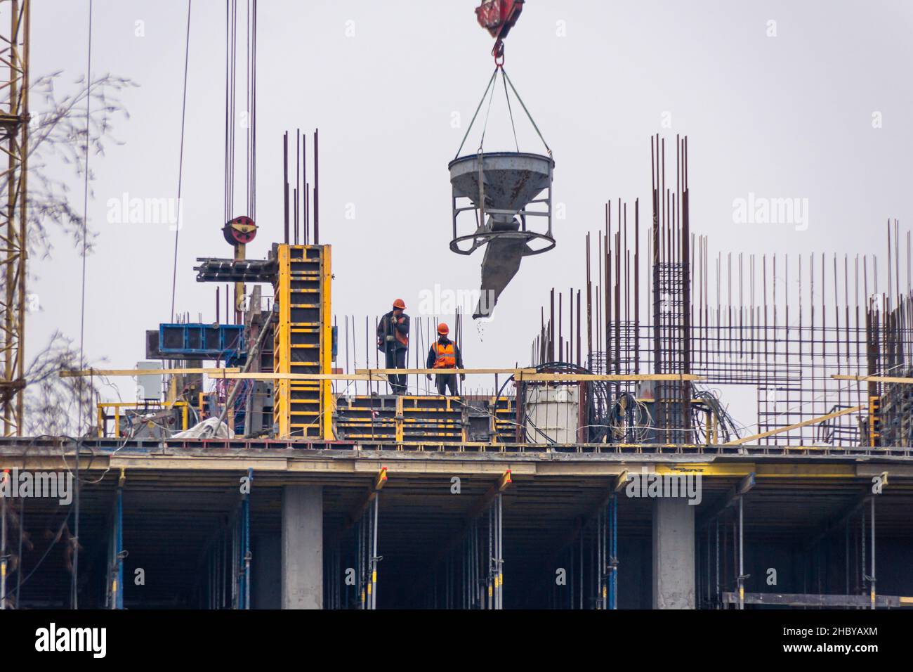 27 april 2021, Kemerovo, Russia. Erection of a monolithic structure by ...