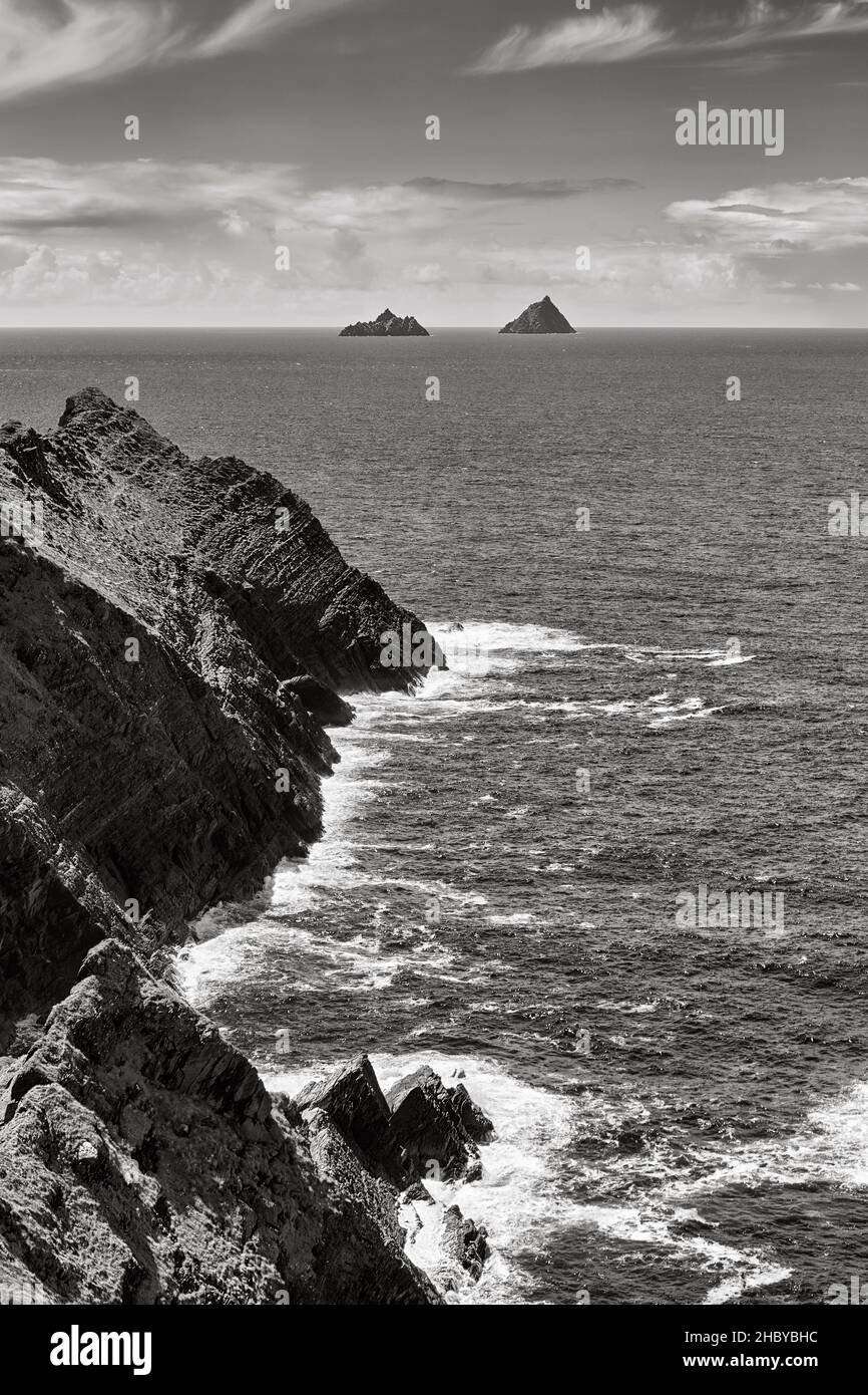 Cliffs with view of the Skellig Islands on the horizon, Kerry Cliffs ...