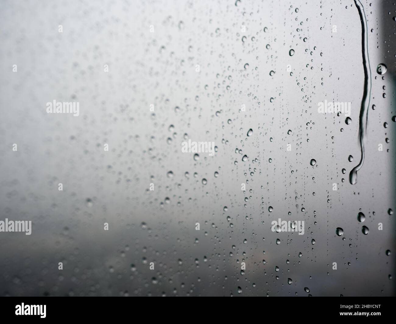 Rain drops on windows hi-res stock photography and images - Alamy