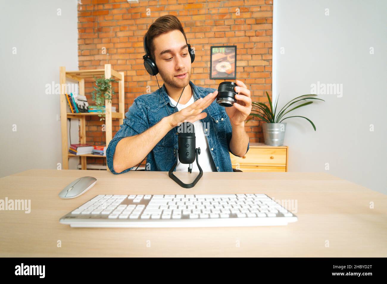 Review radio hi-res stock photography and images - Alamy