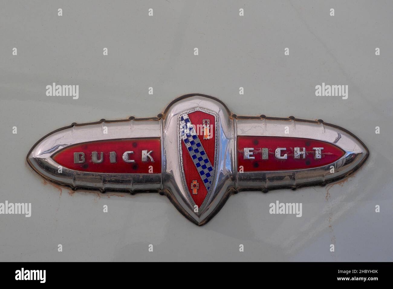Logo of the Buick Eight, classic car Stock Photo - Alamy