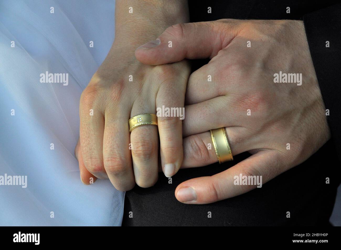 Hands of the bride and groom with wedding rings Stock Photo - Alamy