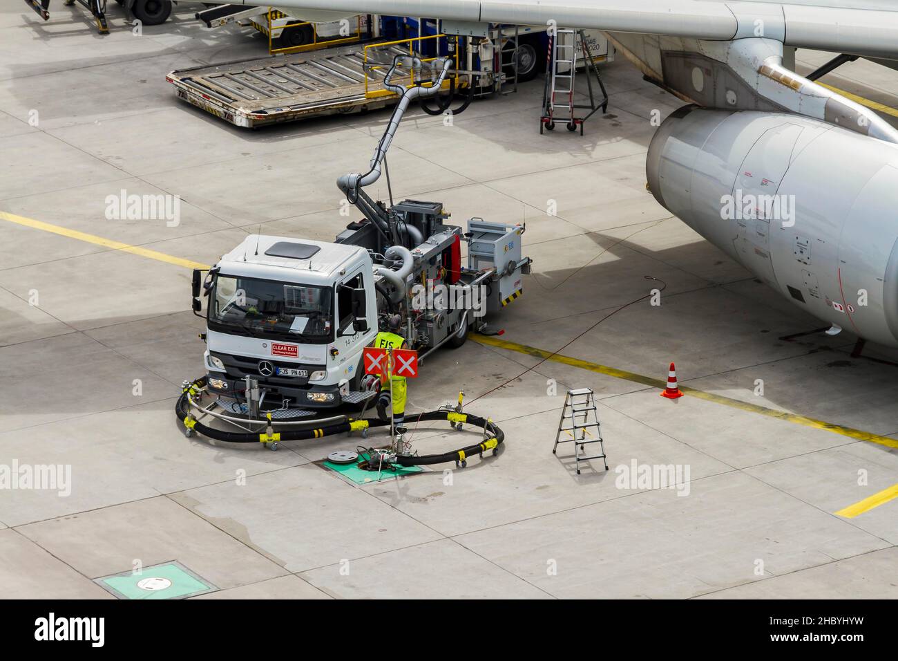 Tarmac vehicle hi-res stock photography and images - Alamy