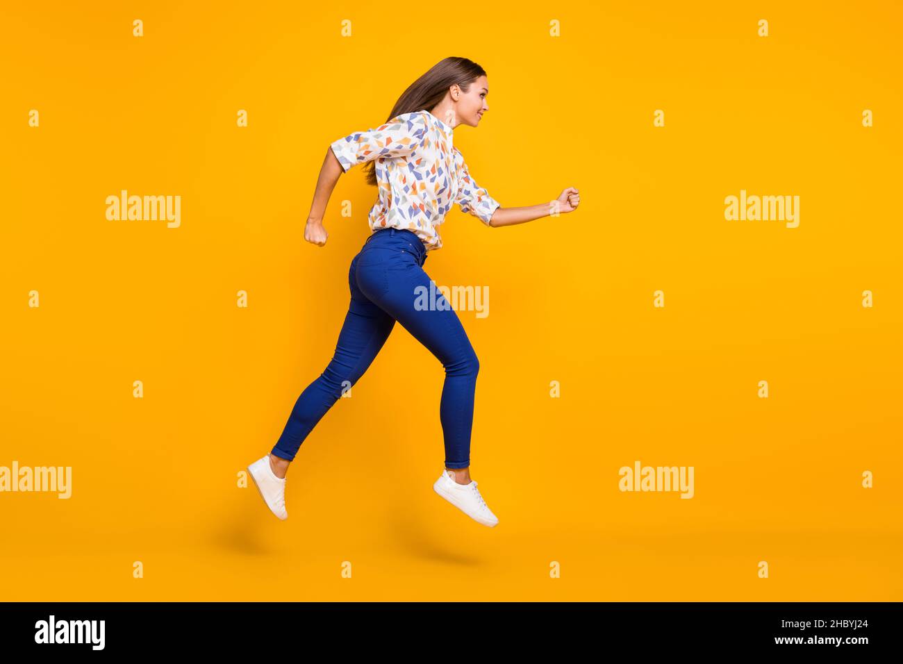 Photo portrait full body side view of running girl jumping up isolated ...