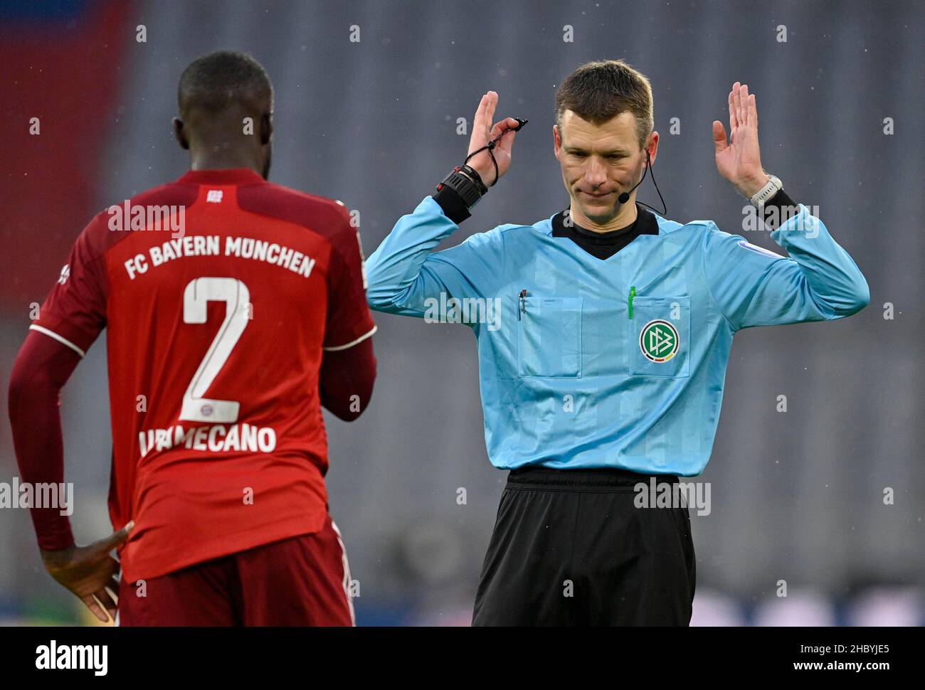 Referee Referee Benjamin Cortus Gesture, gesture in conversation ...