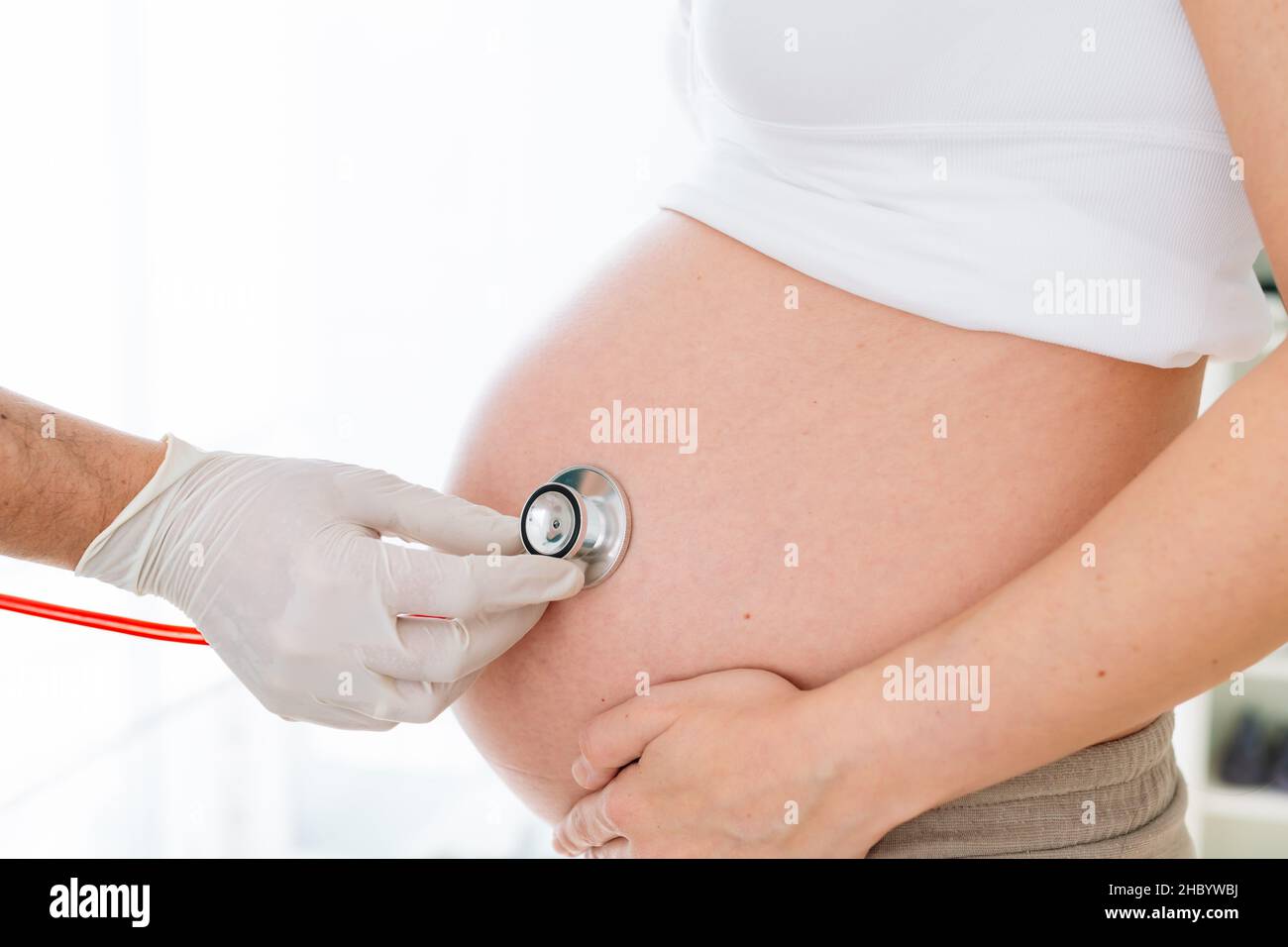 Doctor using a stethoscope hi-res stock photography and images - Alamy