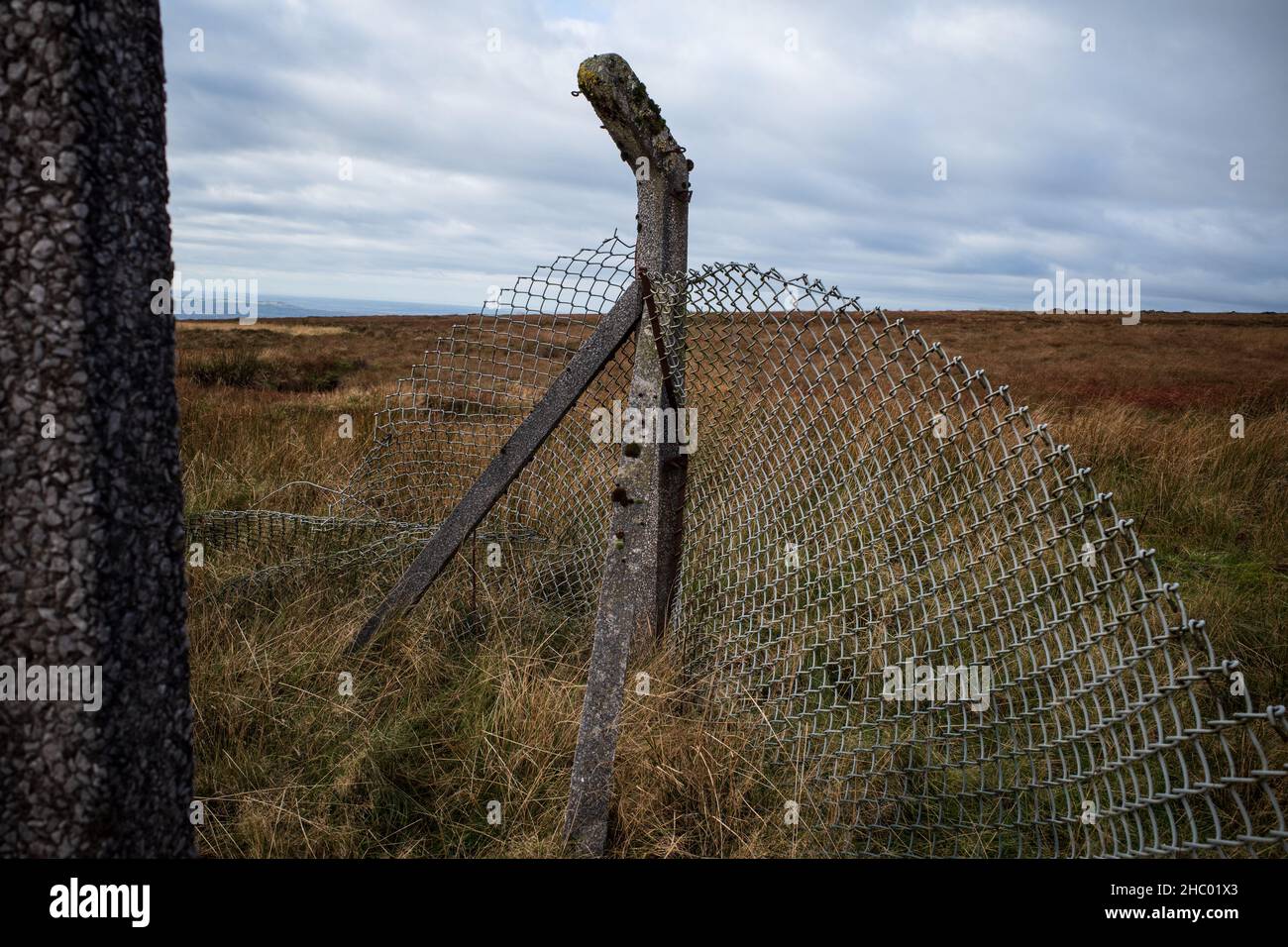 Broken chain link fence hi-res stock photography and images - Alamy