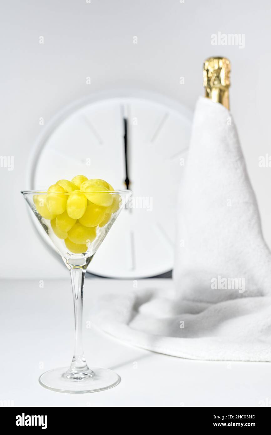 12 grapes tradition hi-res stock photography and images - Alamy