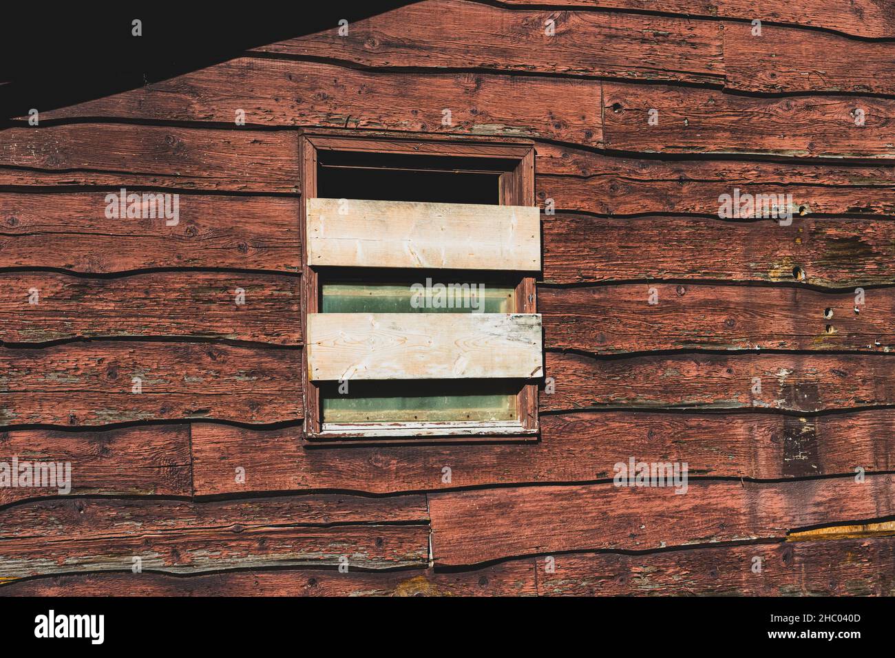Boarded up window on abandoned log cabin Stock Photo - Alamy