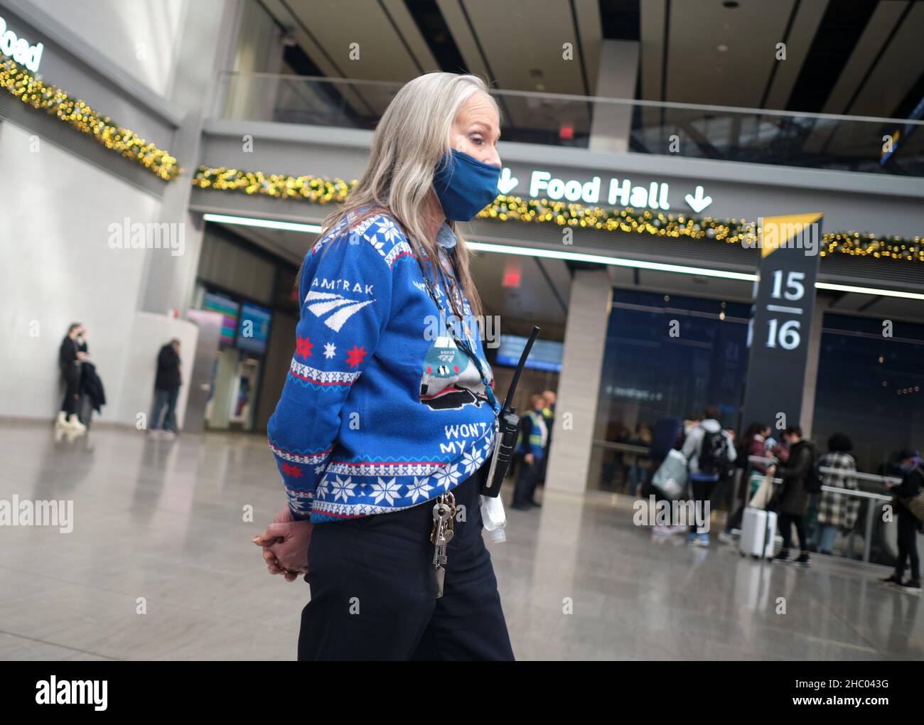 New York, New York, USA. 21st Dec, 2021. Amtrak employee wearing Amtrak ...