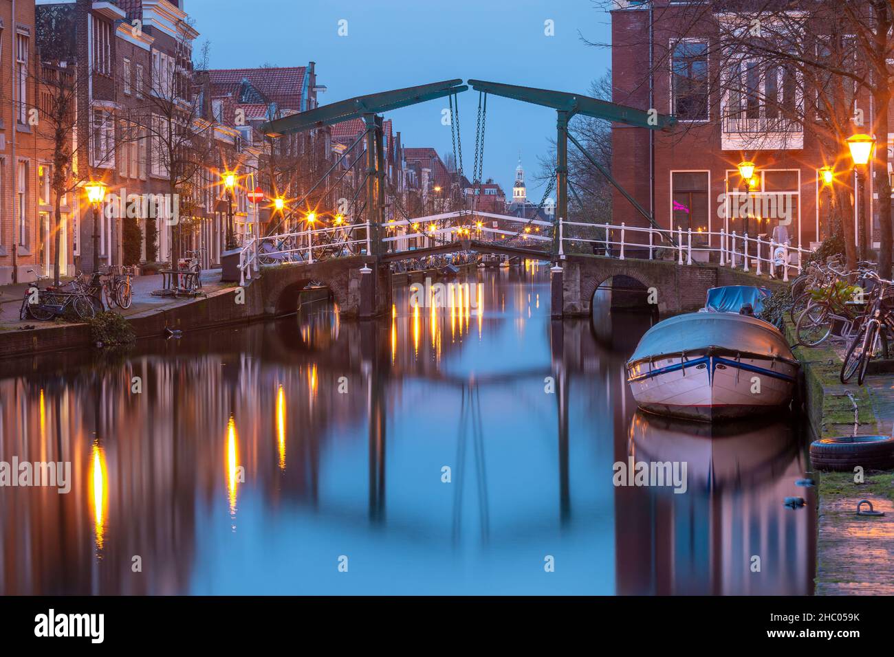 Night Leiden canal Oude Rijn with Kerkbrug bridge, South Holland ...