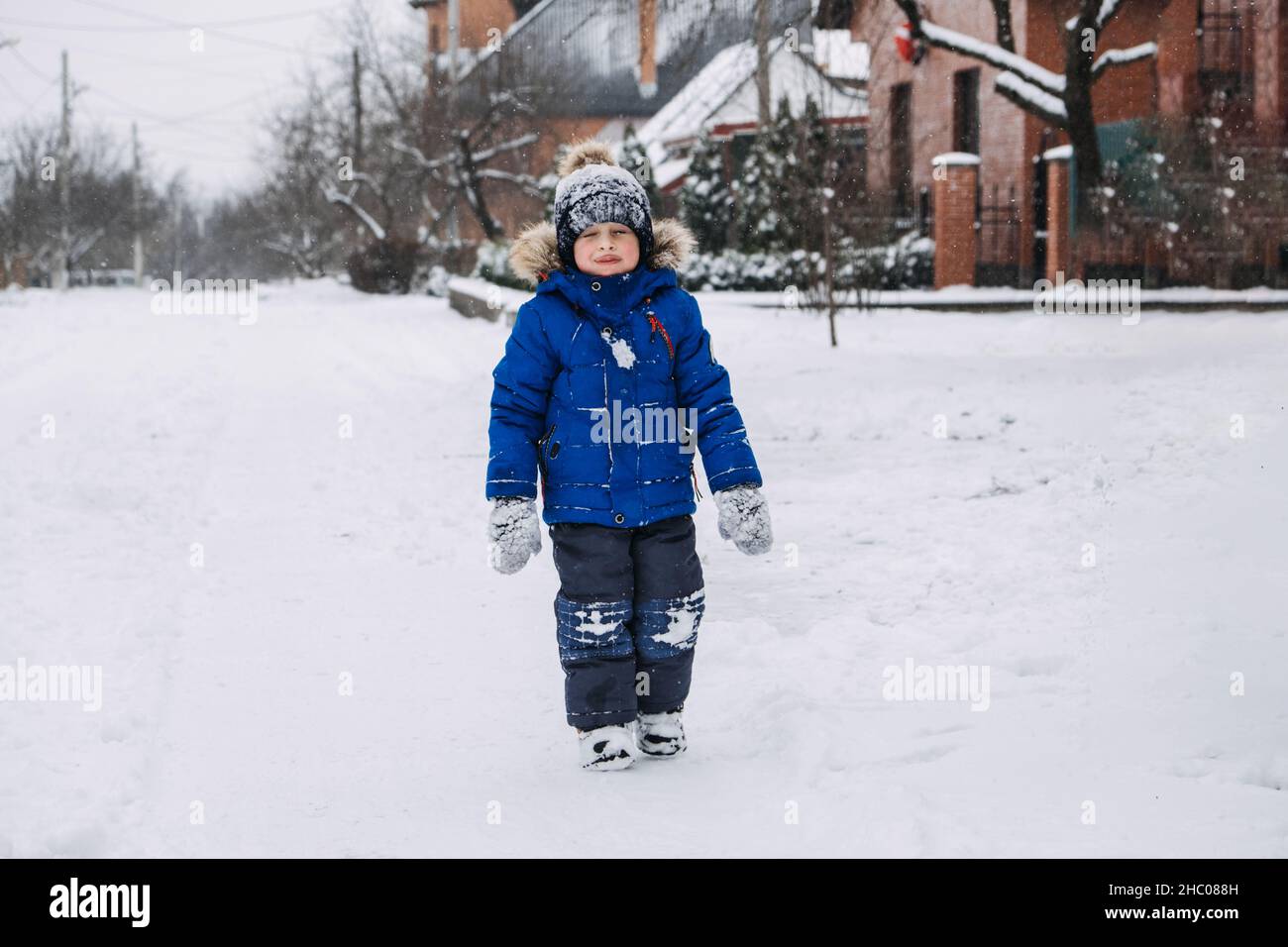 Best Outdoor Winter Activities for kids. Cute kid boy in blue winter ...