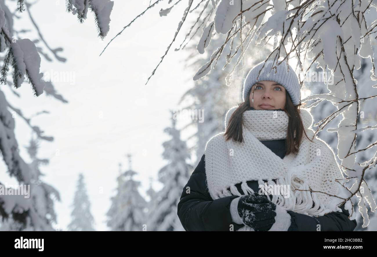 Woman outside in cold weather hi-res stock photography and images - Alamy