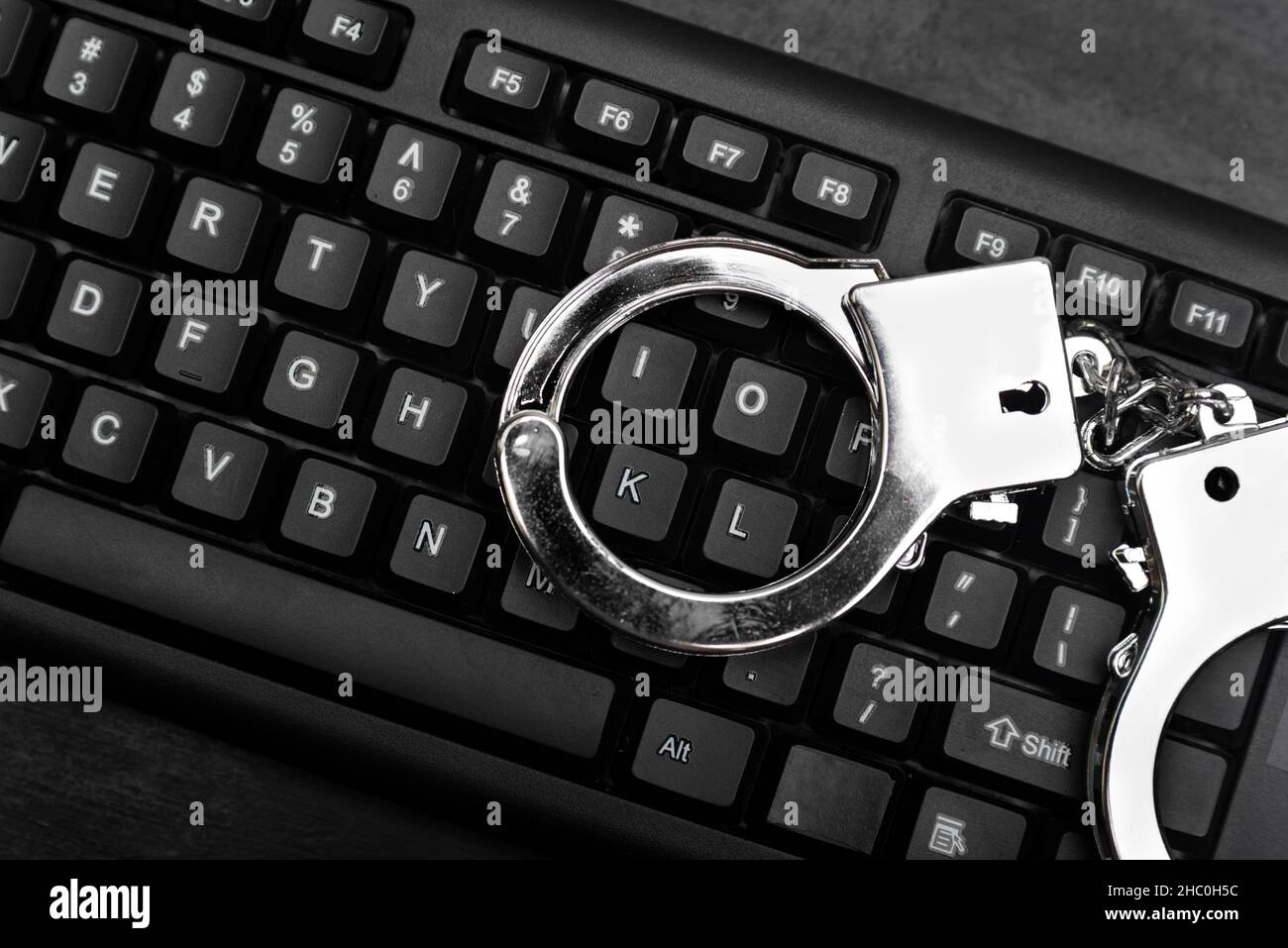 Keyboard and handcuffs top view. Internet scam concept. Internet fraud ...